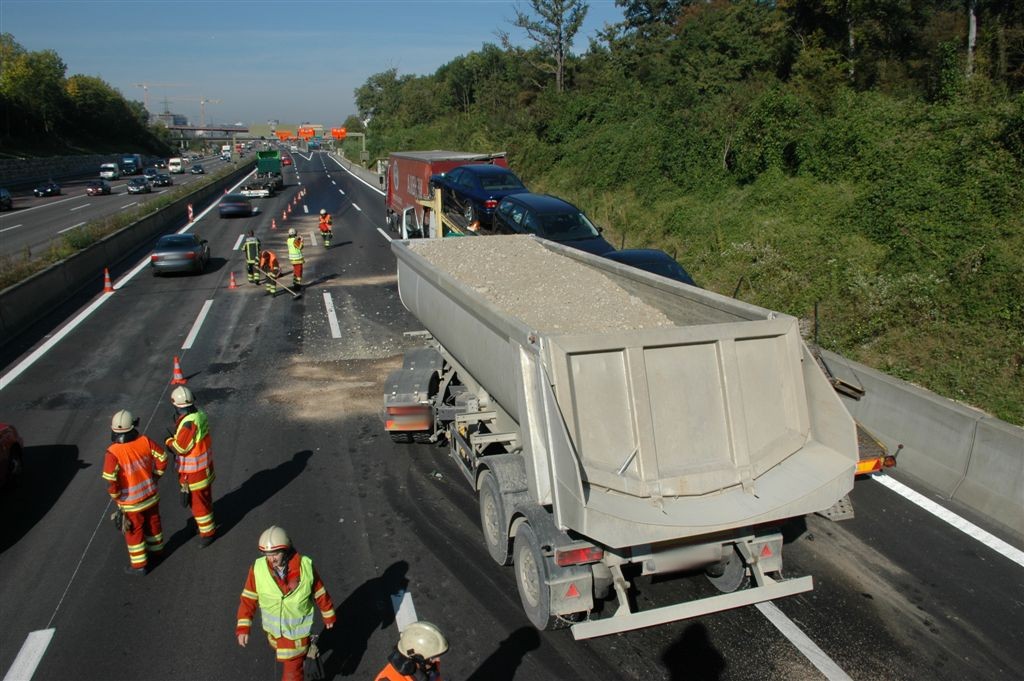 Muttenz BL (A2): Spektakulärer Auffahrunfall mit drei Sattelschleppern