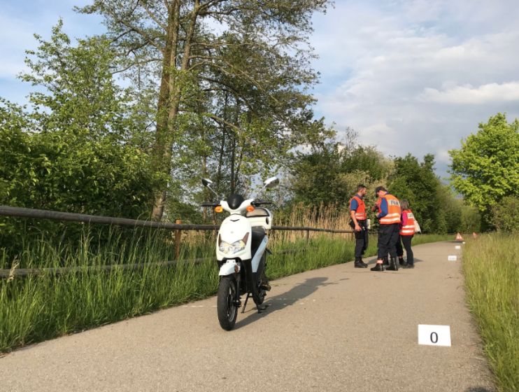 Selbstunfall in Neerach ZH - E-Mofafahrer prallt in Holzzaun