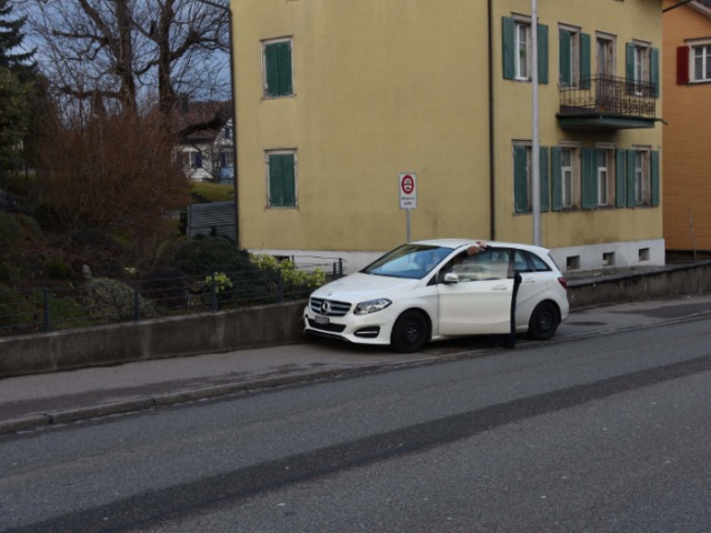 Gossau SG - Bei Unfall in "Biene Maja" und Mauer gekracht