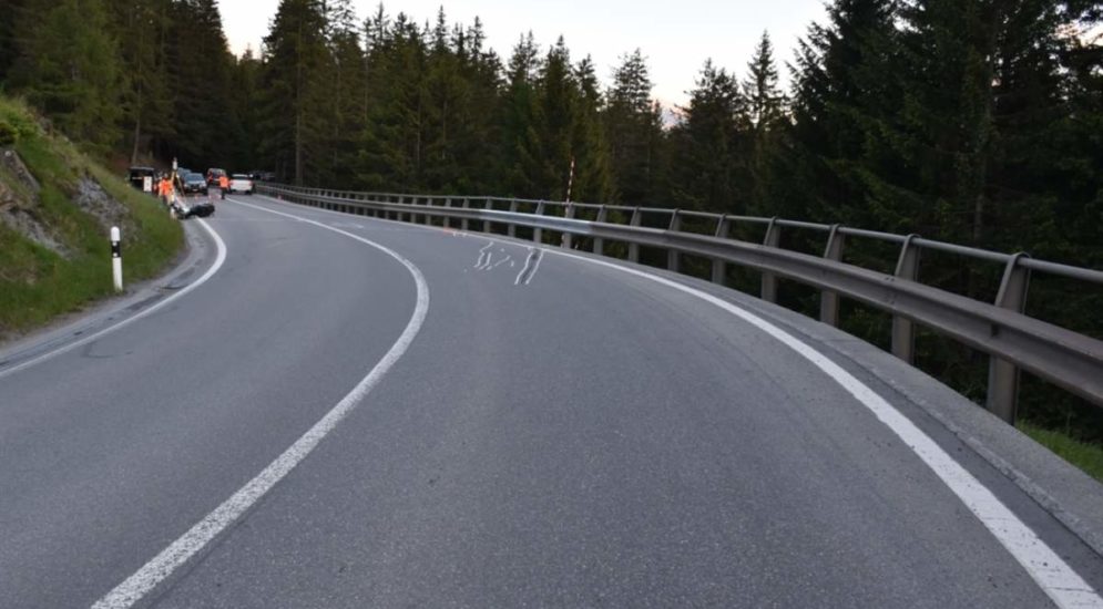 Lantsch/Lenz: Motorradfahrer bei Unfall über Leitplanke geschleudert