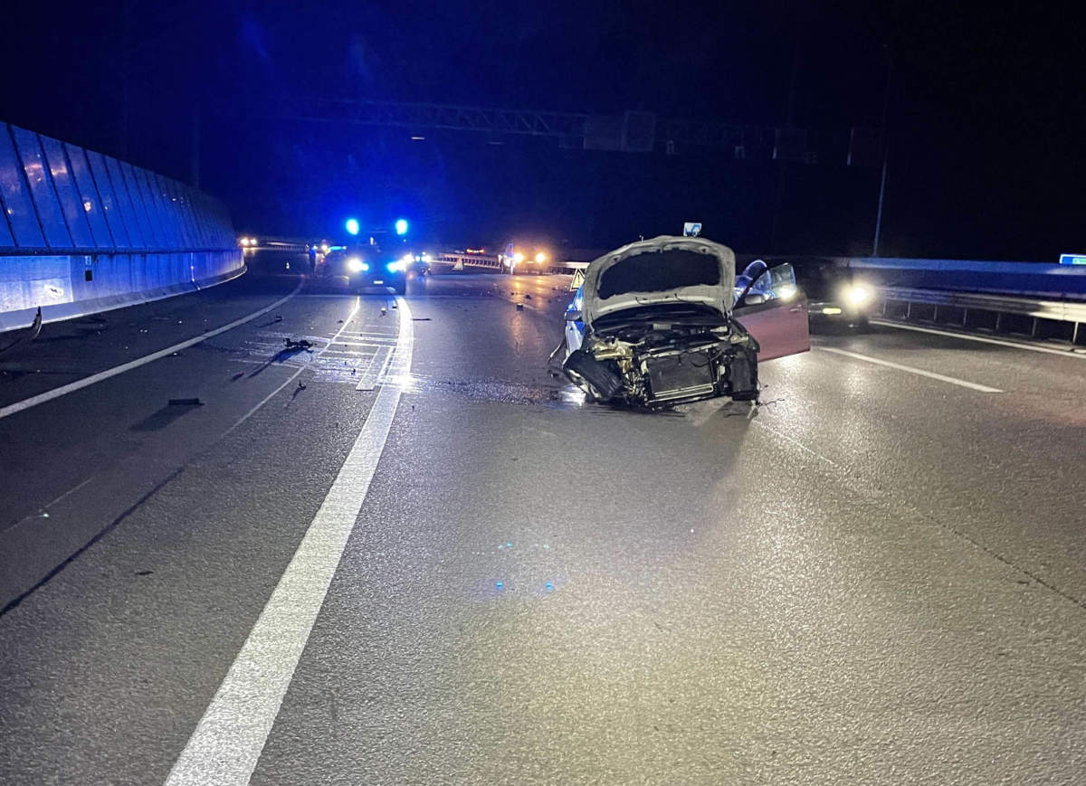 A1, Baden AG: BMW-Lenkerin (21) prallt bei Unfall heftig gegen Leitplanke