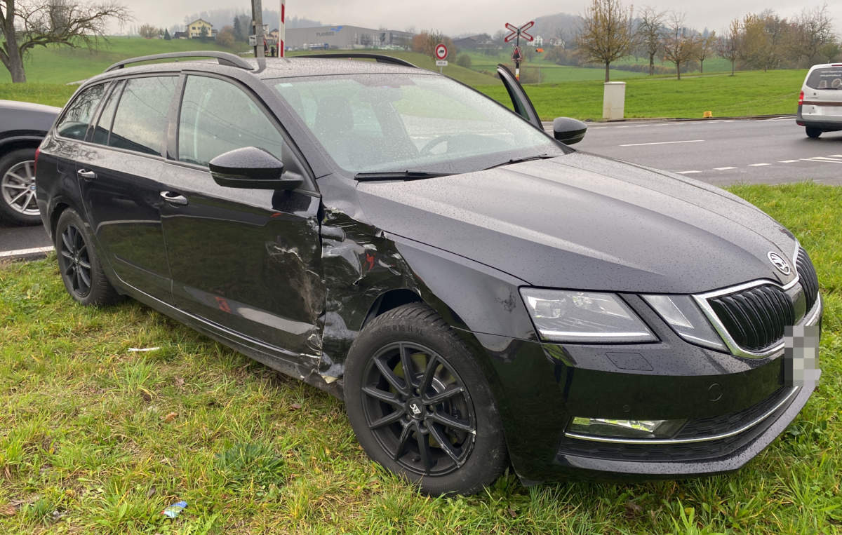 Seon AG: Mercedes landet bei Unfall im Gleisbett