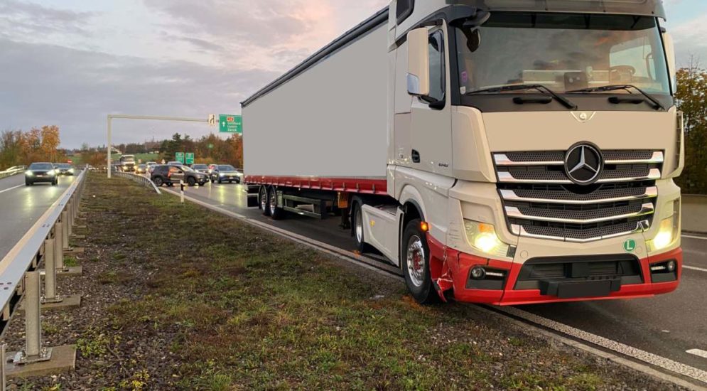 Baar ZG: Lastwagen trifft bei Unfall Auto