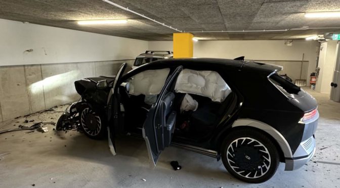 Herisau AR: Bei Unfall in Garagentor gecrasht