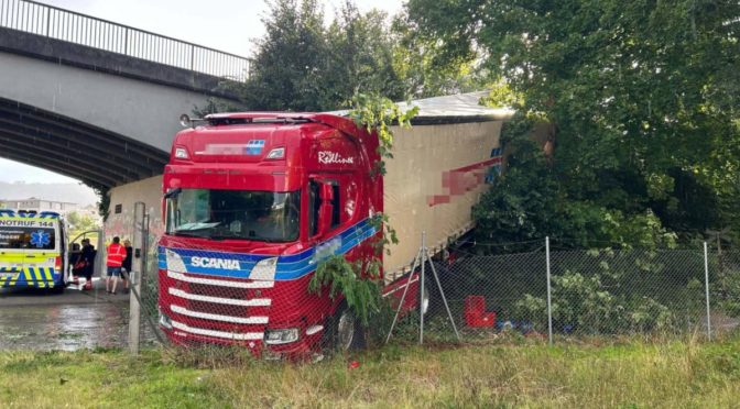 Villmergen AG: LKW-Chauffeur verliert die Kontrolle und baut Unfall