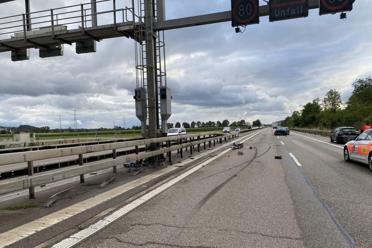 Oberbuchsiten SO: Lenker prallt bei Unfall auf A1 in Leitplanke
