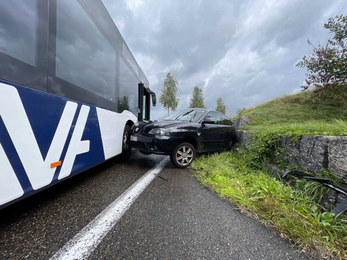 Zufikon AG: Bei Unfall heftig gegen Linienbus gekracht