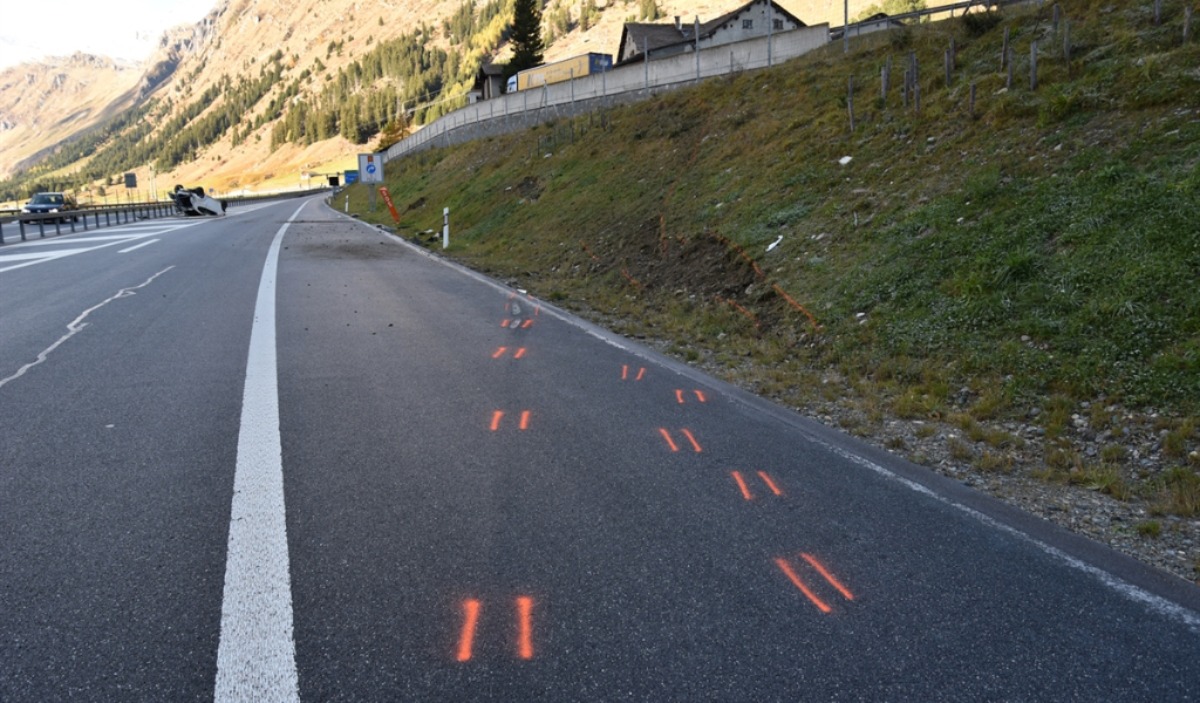 Glätte Unfall Hinterrhein GR: Auto mit vier Insassen überschlägt sich ...