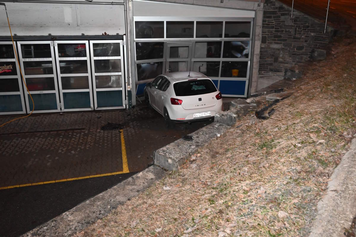 Degersheim SG: Betrunken bei Unfall in Garagentor gecrasht