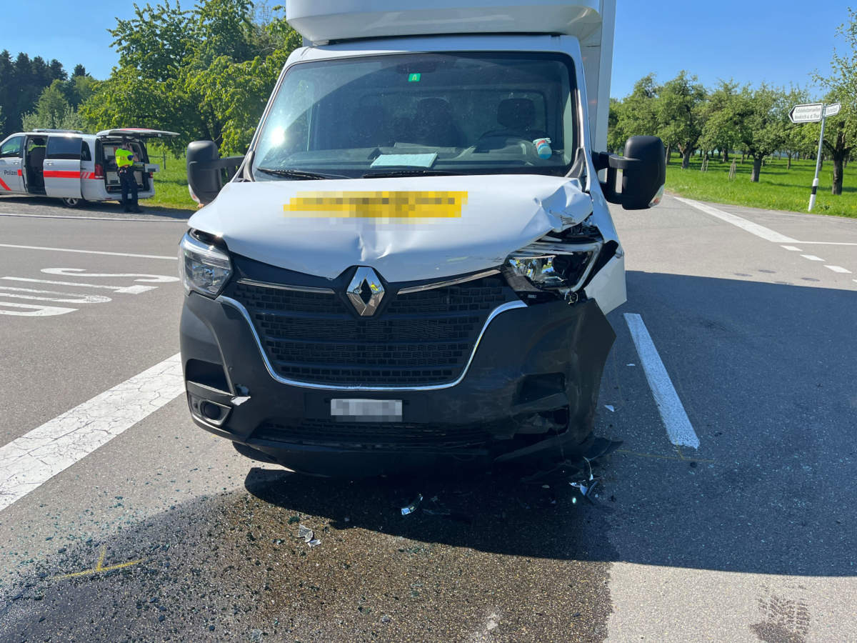 Schweizersholz TG: Lieferwagen crasht bei Unfall heftig in Auto