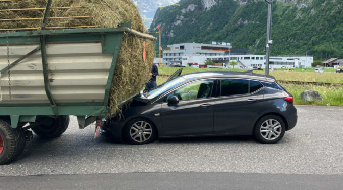 Heulader Unfall in Netstal: Traktor kollidiert mit Personenwagen