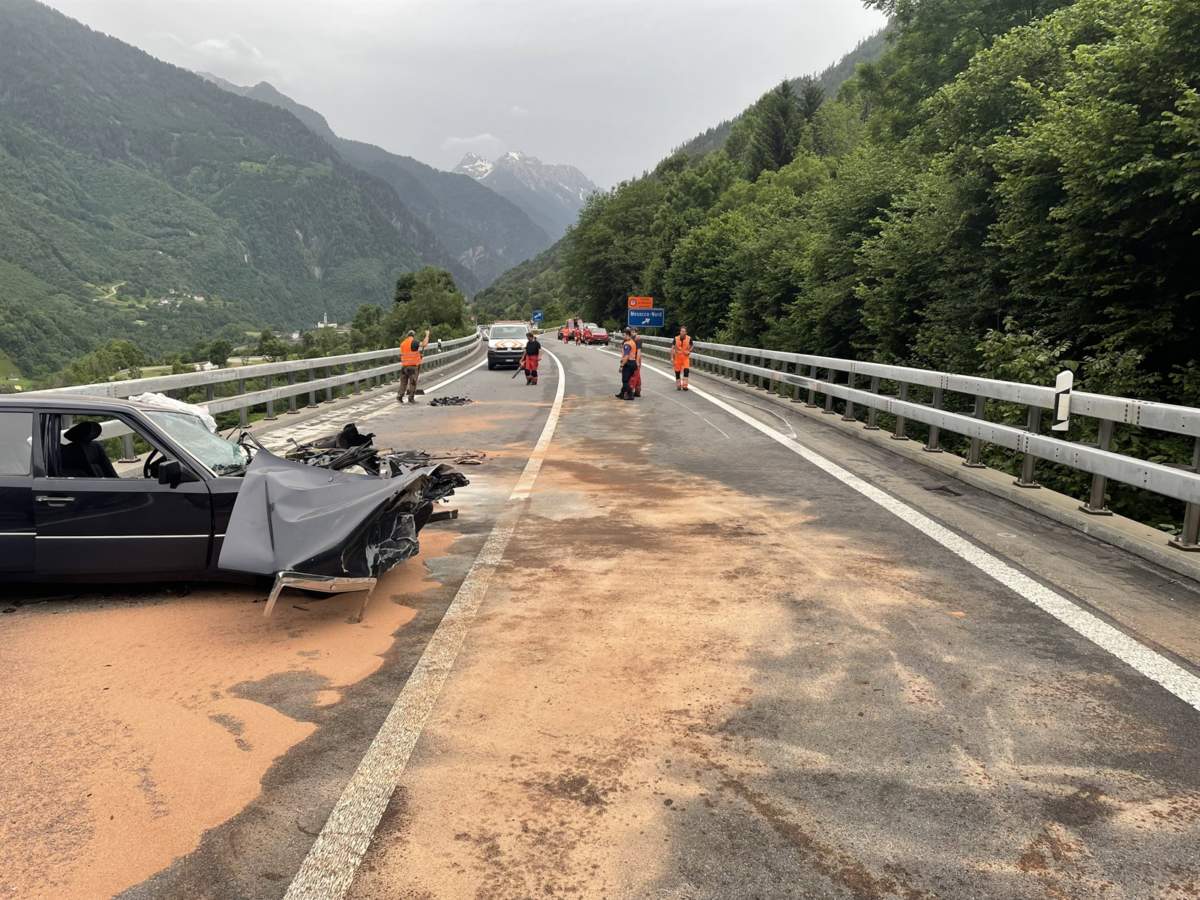 Unfall in Mesocco: Zwei Schwerverletzte nach heftiger Frontalkollision